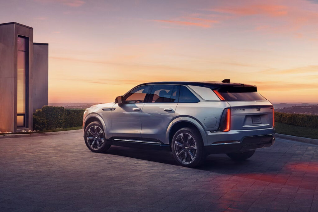 "이거 버스 아니에요?" 6m 크기에 달하는 대형 SUV, 압도적 사이즈에 모두 놀랐다..