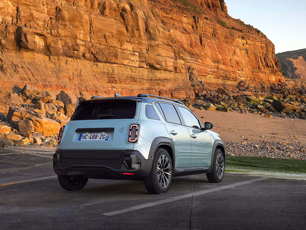 "400km 주행하는 클래식 SUV" 귀환 예고 .. '현대·기아의 경쟁자 될까'